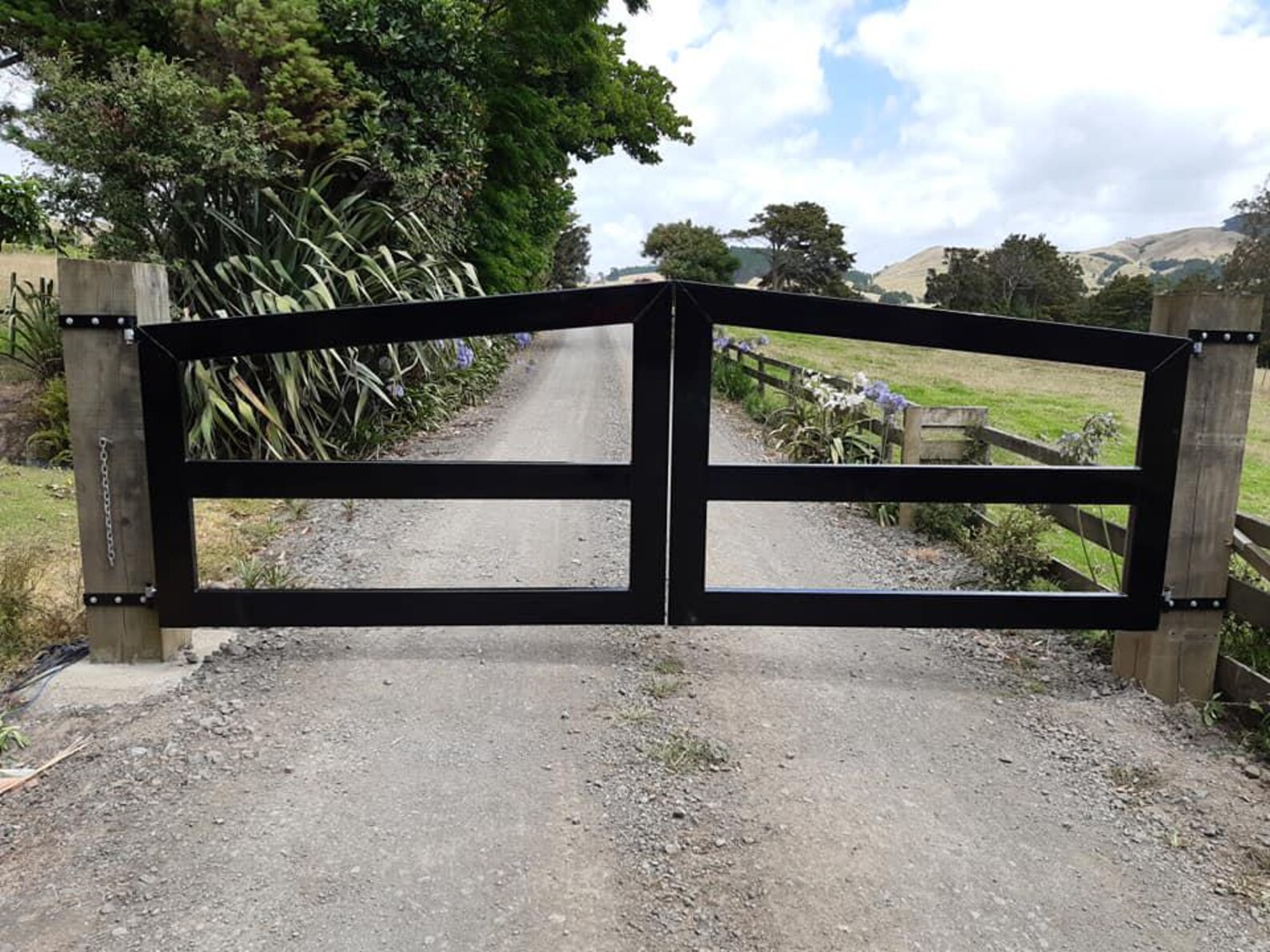 Sample Farm Style Metal Driveway Gate _ Canadian Crafted Excellence_gg ...