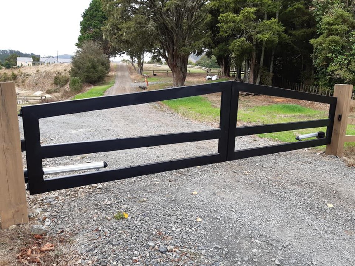 Sample Farm Style Metal Driveway Gate _ Canadian Crafted Excellence_gg ...