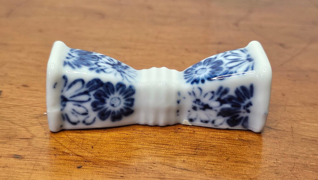 Vintage Chopstick / Knife Rest, Blue and White Floral Pattern Ceramic ...