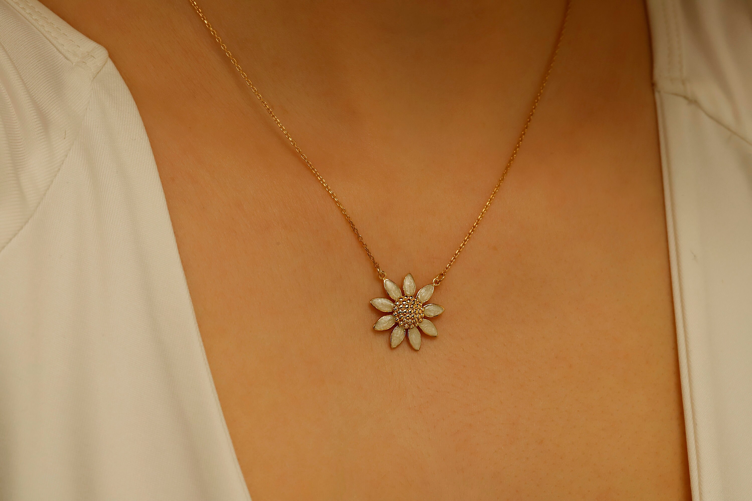14K Gold Daisy Necklace,gold Flower Pendant,minimalist Gold Daisy ...