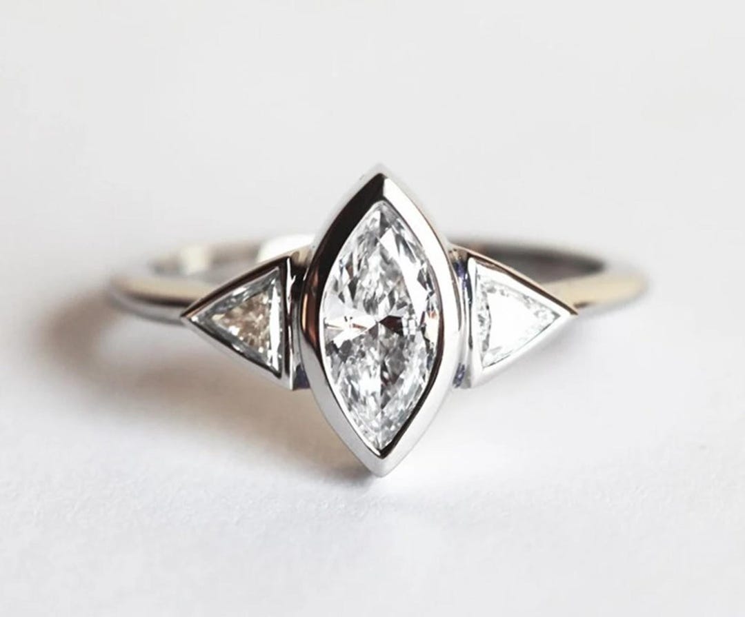 Anillo de compromiso de tres piedras con engaste de bisel, anillo de ...