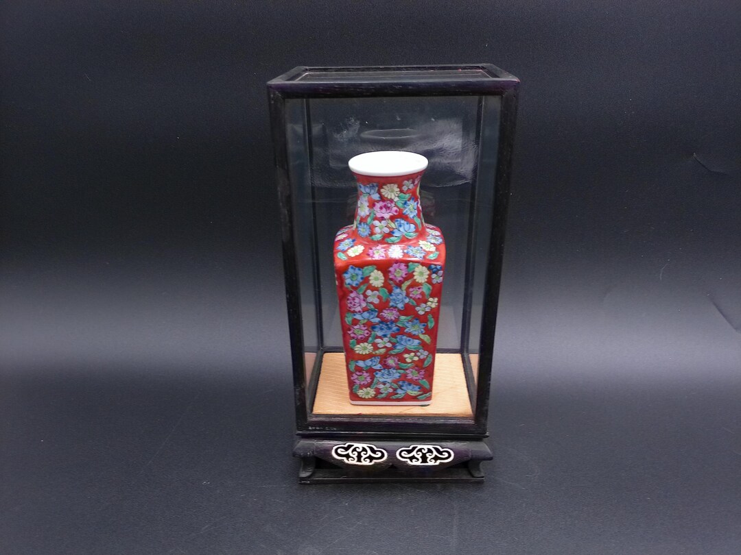 Vase Small Chinese Red Enamel Porcelain Flower Desgin in Glear Case ...