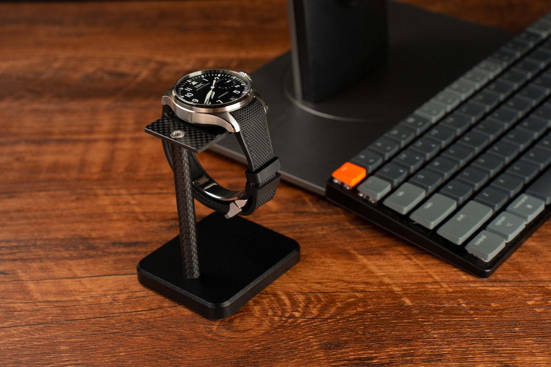 Aluminium Watch Stand Carbon Fiber Frame Hard Anodized Aluminium Base ...