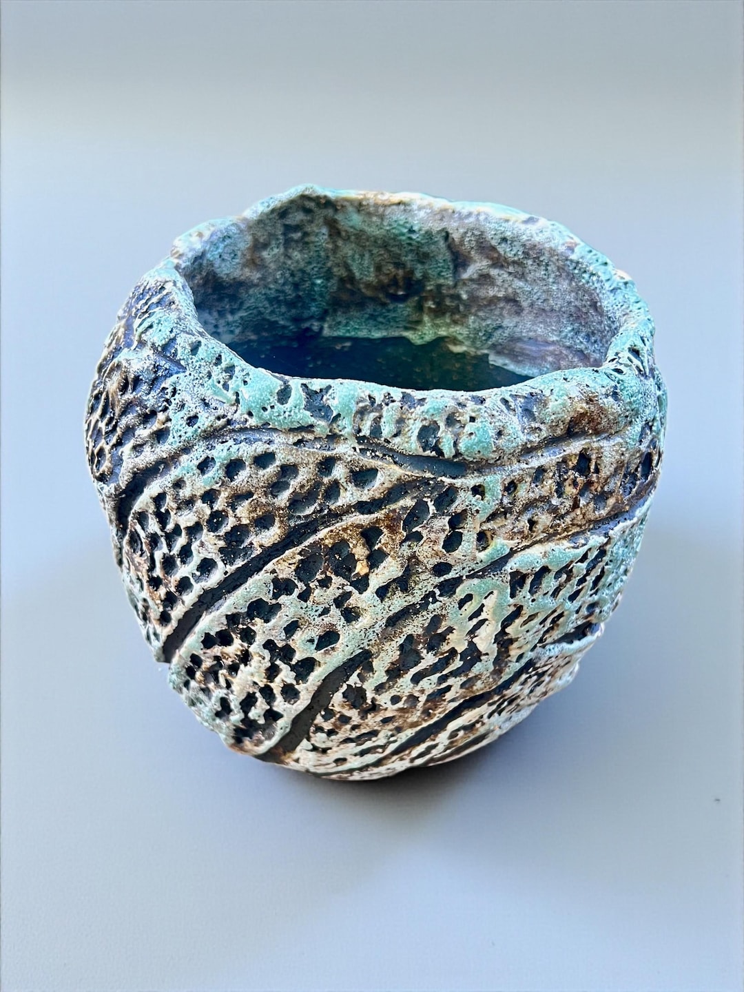 Großer, kunstvoll gestalteter Caudex-Topf aus schwarzem Sandstein ...