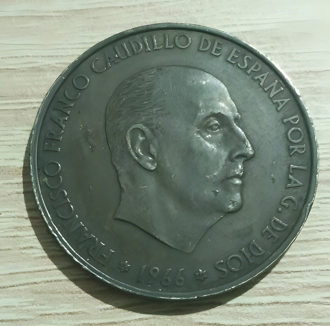 Moneda española de 100 pesetas del año 1966 con estrella de acuñación ...