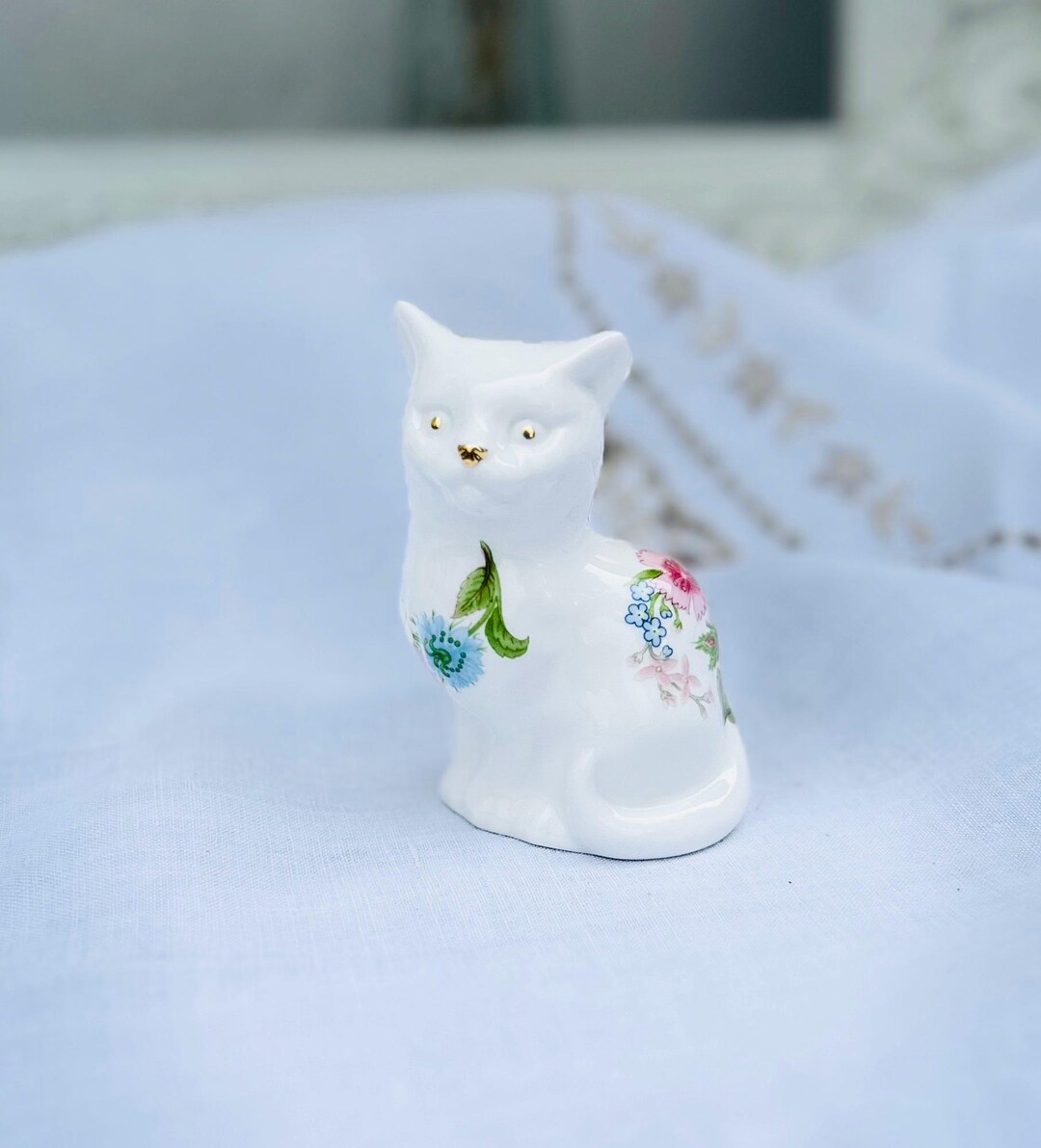 Aynsley Wild Tudor Design, Pretty Delicate Cat Animal Ornament. 9cm ...