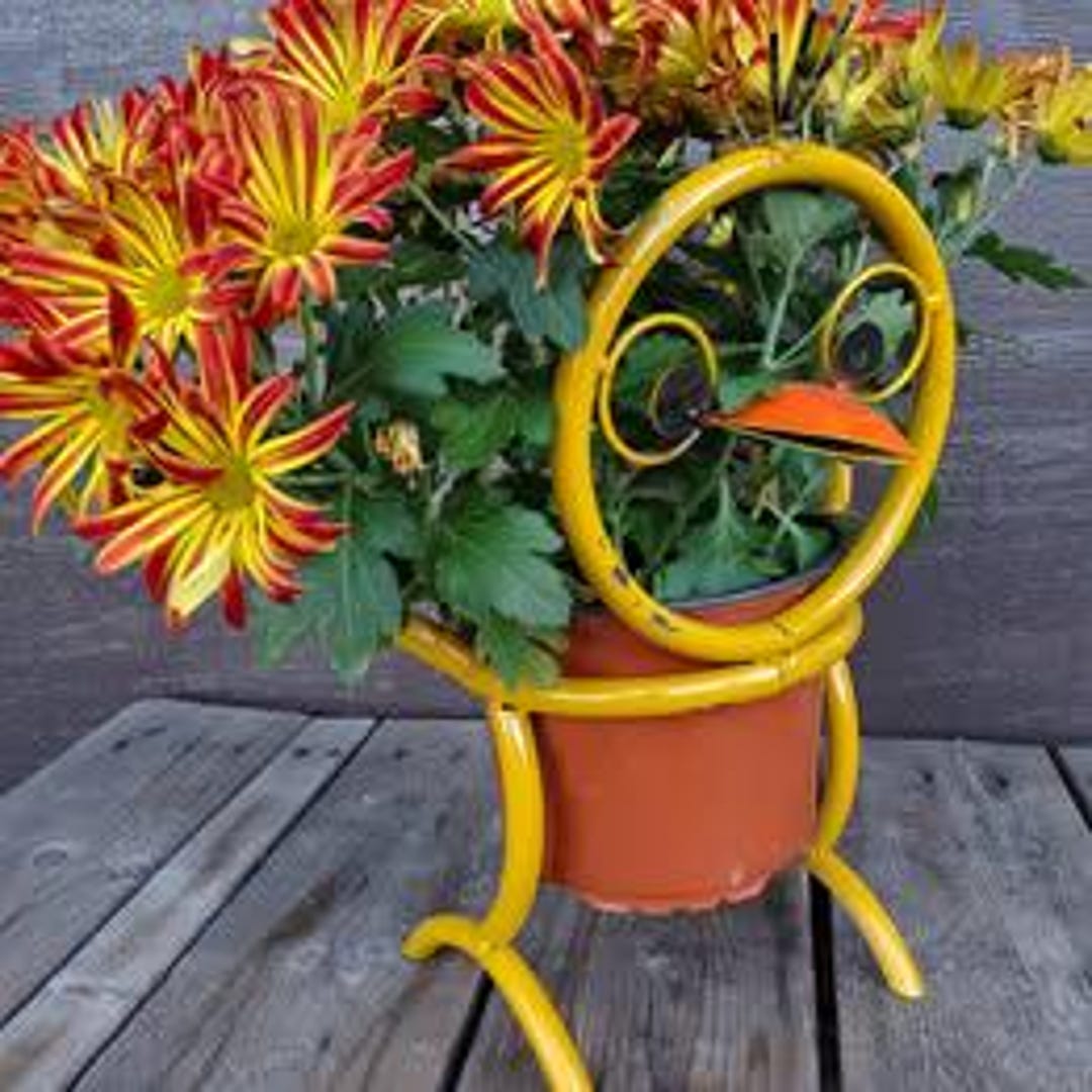 Welded Rustic Metal Farmhouse Chick Planter Holder Garden Decor Yard ...