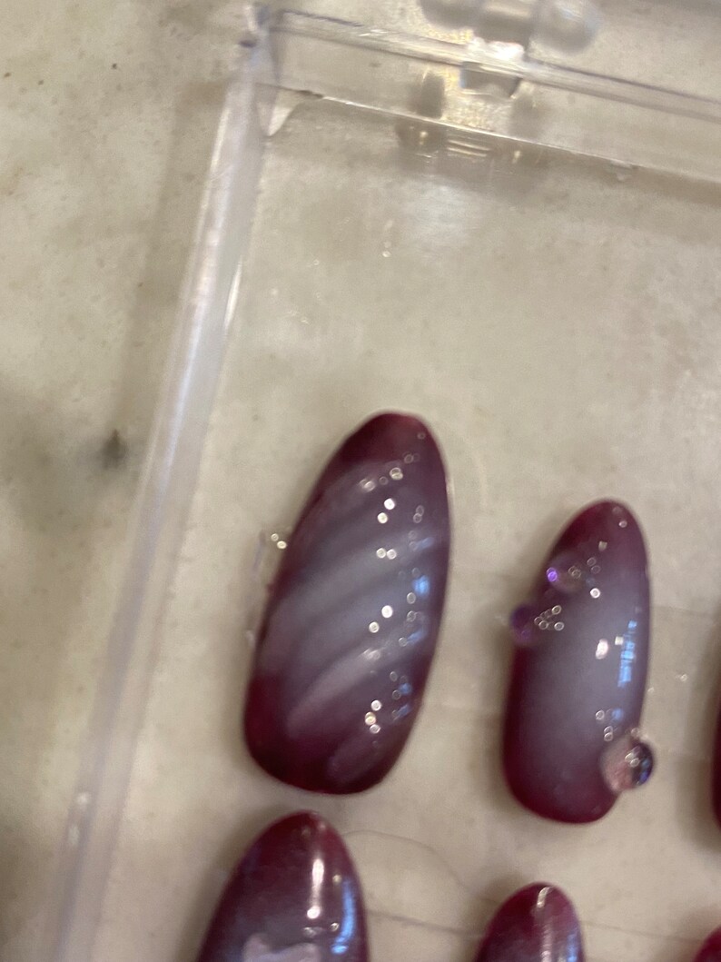 Custom Gel Nails With Maroon Aura Design | Reusable 3D Press-on Nails ...
