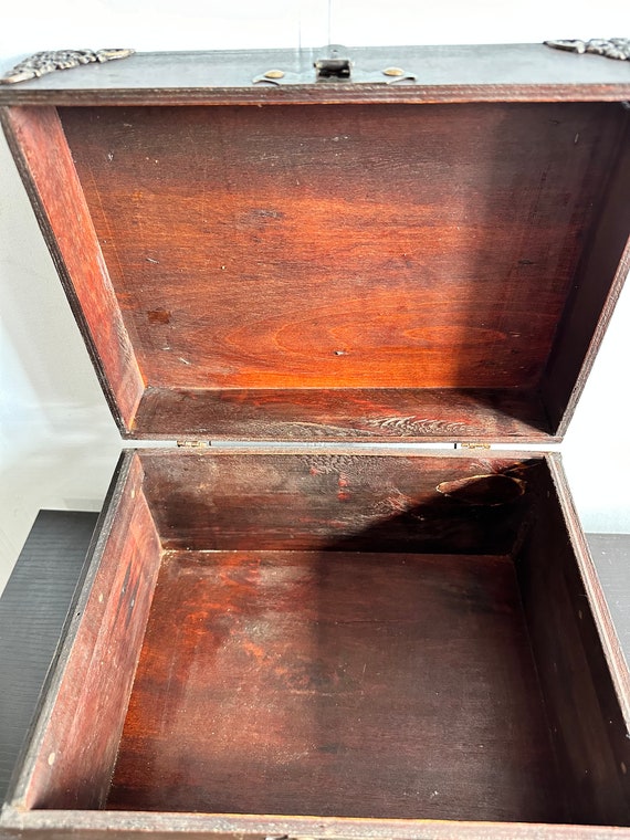 Vintage Beautiful wooden treasure box for storing pre… - Gem