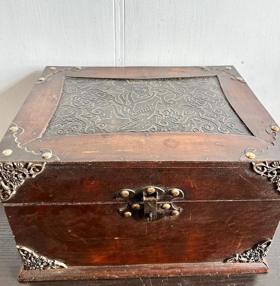 Vintage Beautiful wooden treasure box for storing pre… - Gem