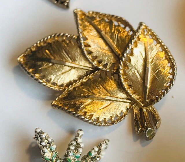 5 Vintage Brooches Including crown - Etsy