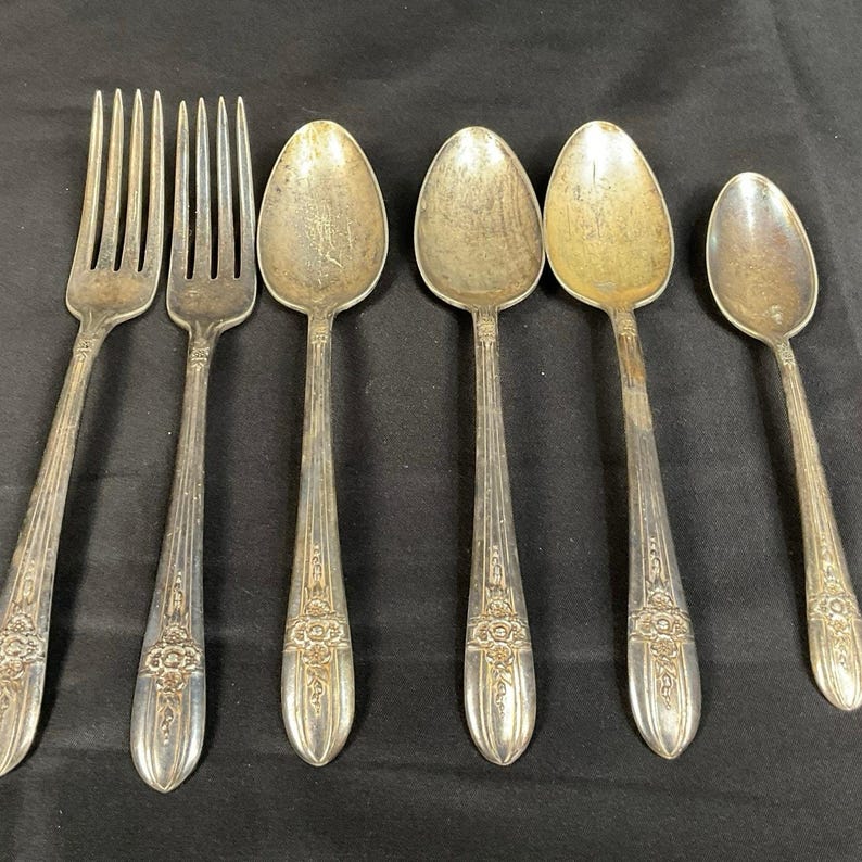 WM Rogers Extra Plate Triumph Pattern Flatware 5 Pieces Floral Vintage ...