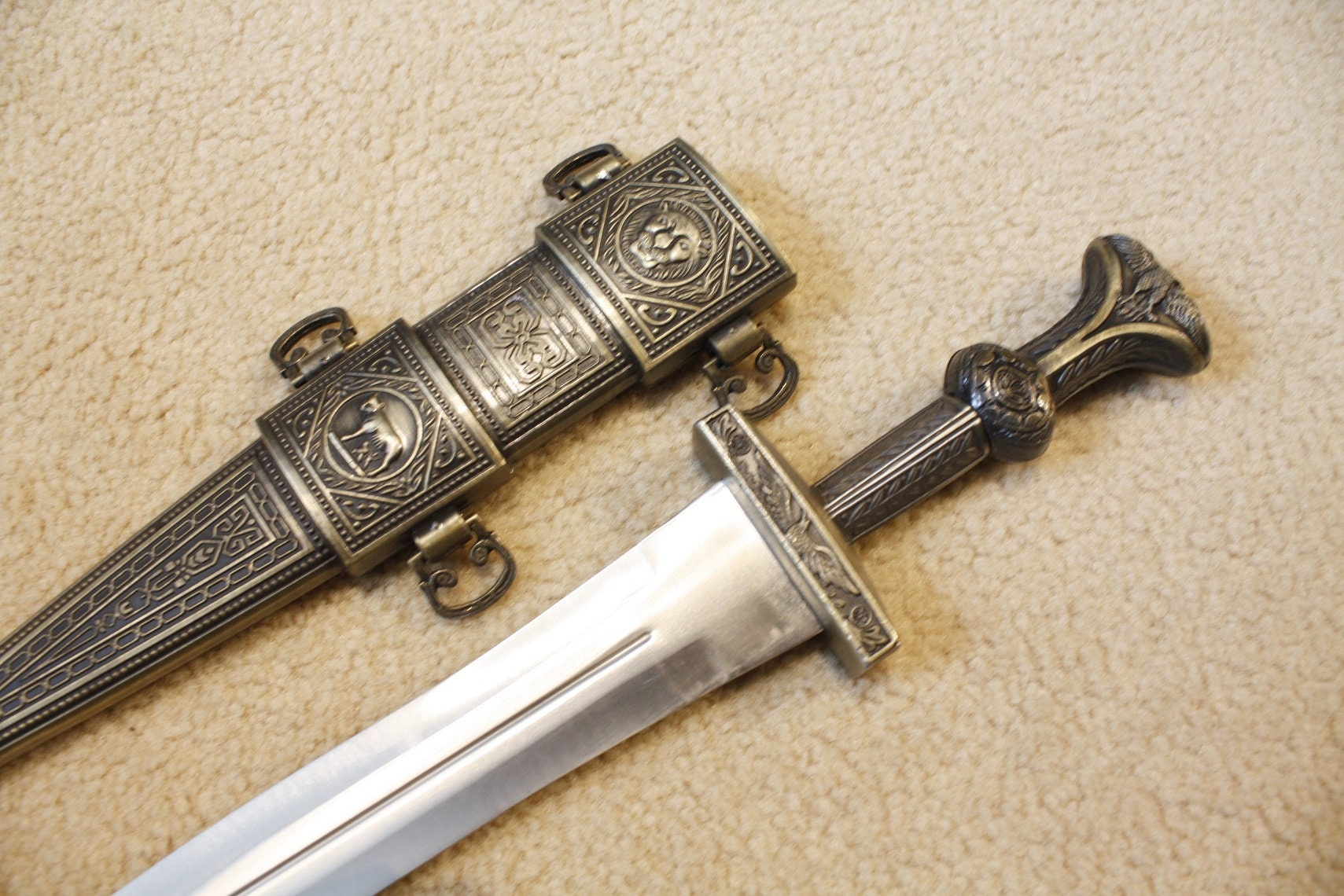 S0203 Gladius Roman Gladiator Sabre Dagger Sword 16 With Intricate ...