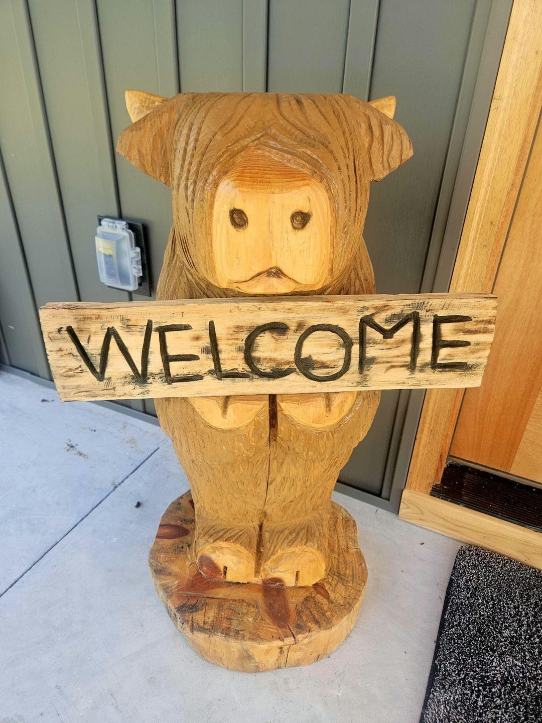 Large Highland Cow Holding Welcome Sign Chainsaw Carved Cow Sculpture ...