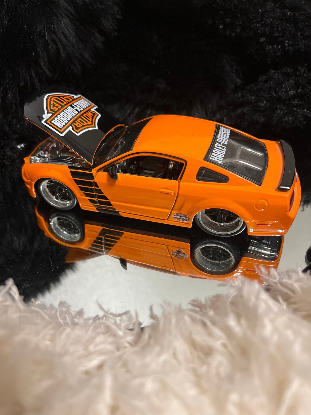 2006 Ford Mustang GT Orange HARLEY DAVIDSON 1:24 Model Car by Maisto by ...