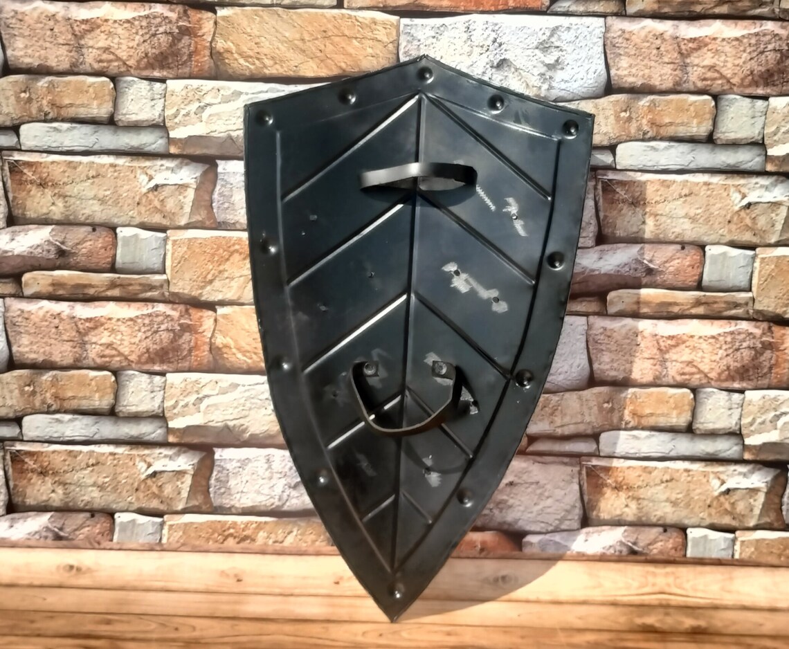 Medieval Leaf Design Shield Authentic Pointed Shield Battleworn Warrior ...