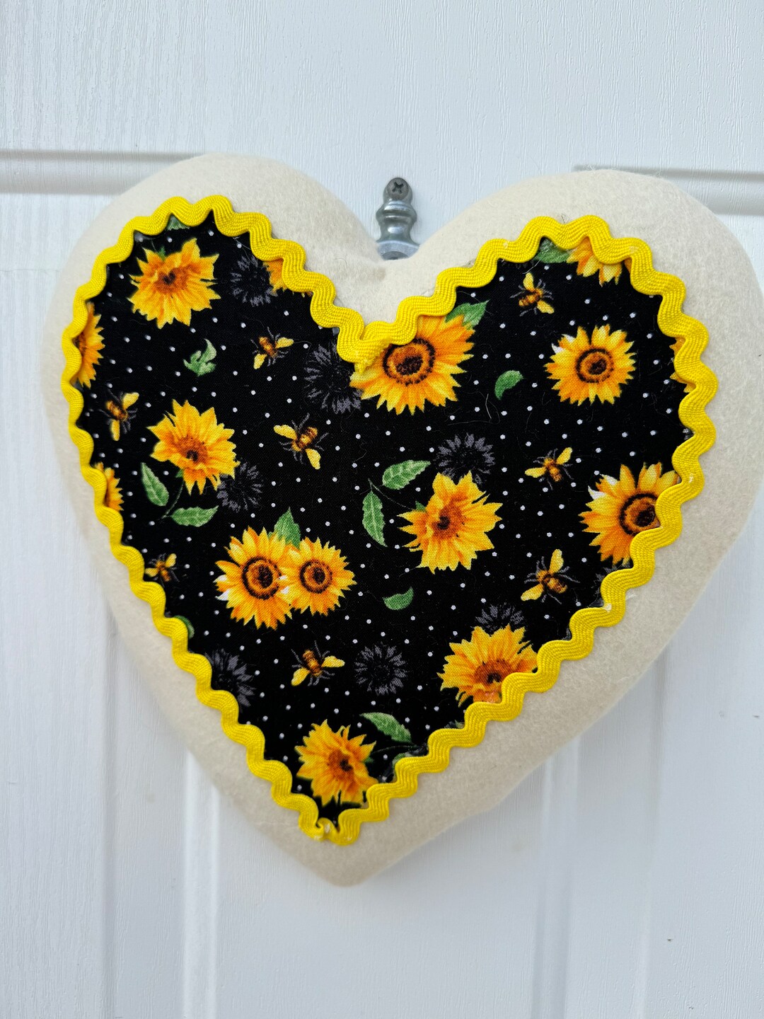 A Sugar Cookie Heart With Sunflowers and Bees Wreath Attachment 3d - Etsy