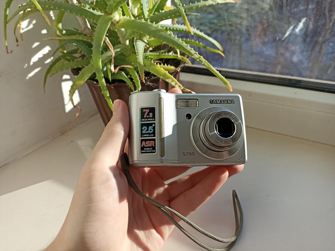 Buy Samsung S750 Silver 7.2MP Digital Compact Camera Working FULL Set ...