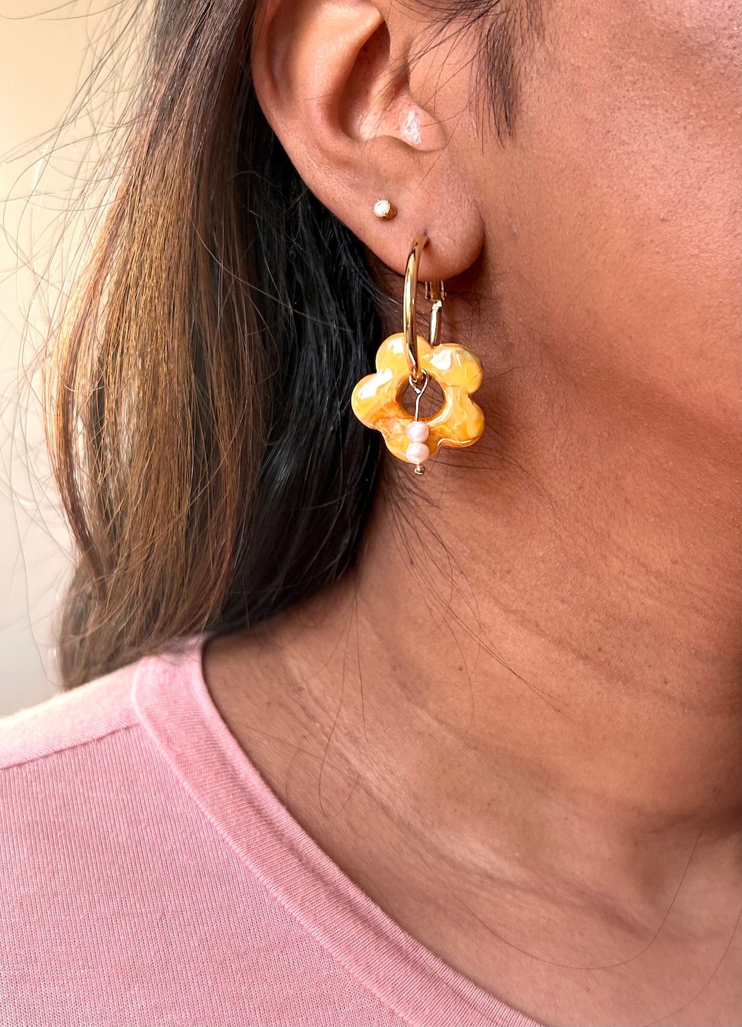 24K Vergoldete Creolen mit gelben Blumen Anhänger aus Keramik Goldene Creolen echt Perlen ...