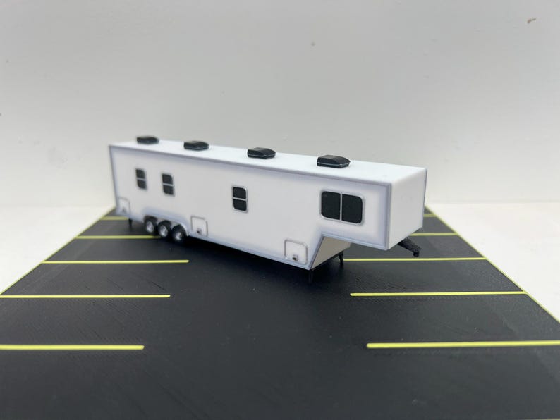 HO Scale 5th Wheel Bunkhouse Trailer Kit in Color. 1/87 Jobsite Living ...