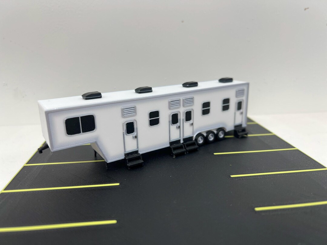 HO Scale 5th Wheel Bunkhouse Trailer Kit in Color. 1/87 Jobsite Living ...