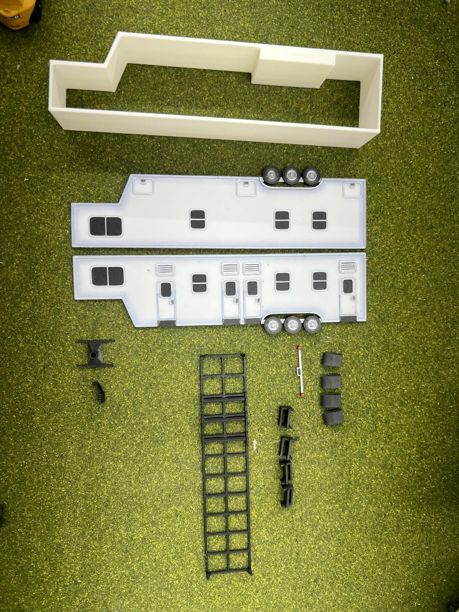 HO Scale 5th Wheel Bunkhouse Trailer Kit in Color. 1/87 Jobsite Living ...