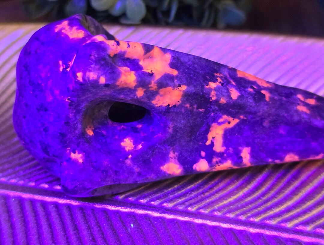 Vintage UV Reactive Natural Yooperlite Raven Skull Crystal Statue Hand ...