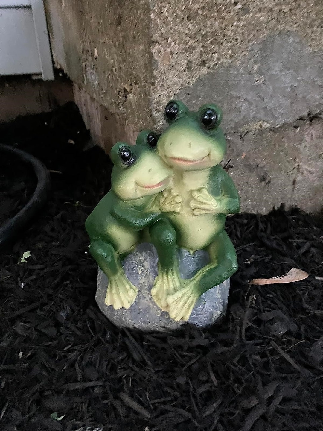 Adorable Frogs Figurine Resin Frog Statue Garden Decor Frogs on Stone ...