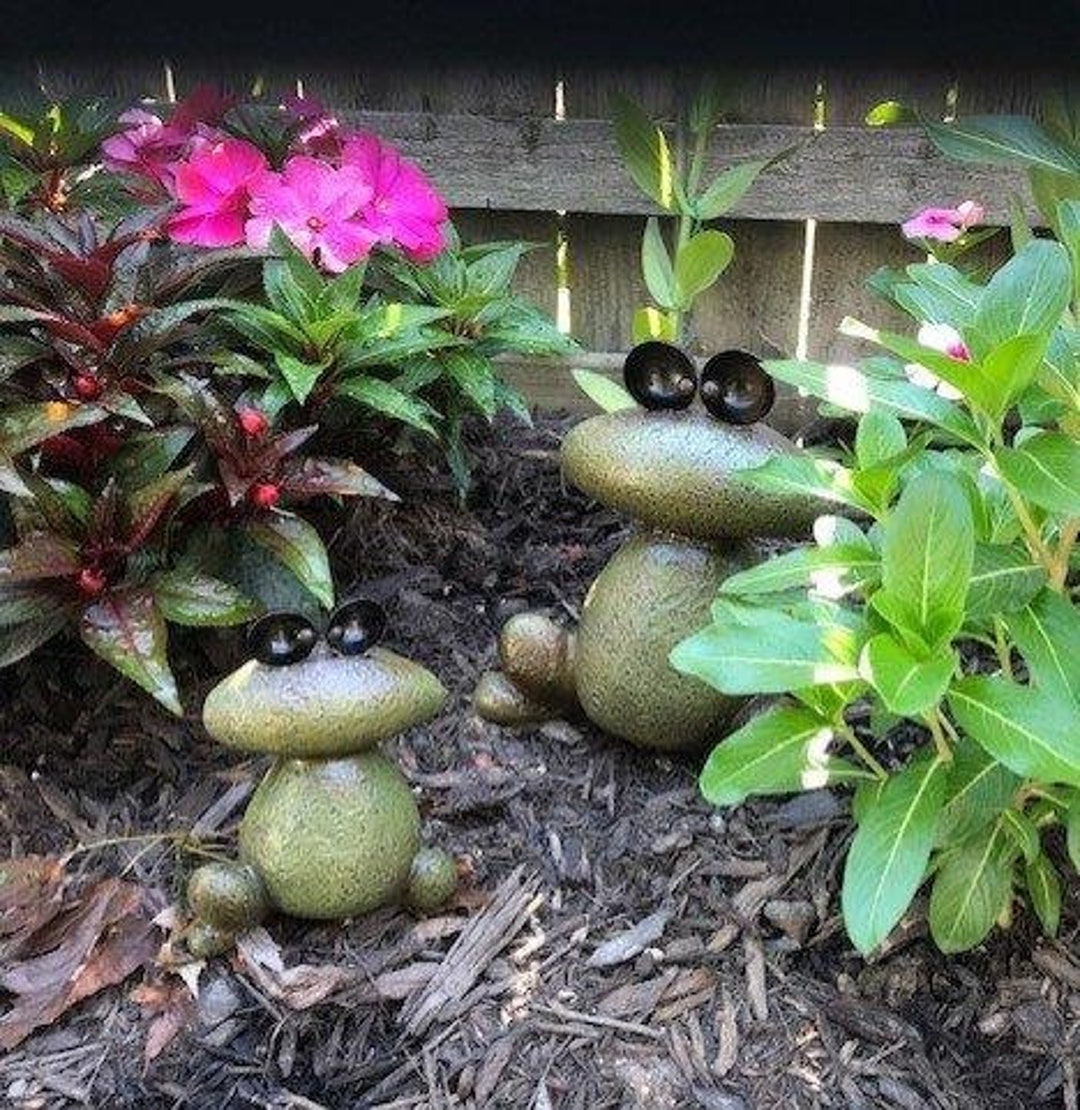 Set of 2 Stone Frog Minimalistic Garden Sculpture Waterproof Frogs ...
