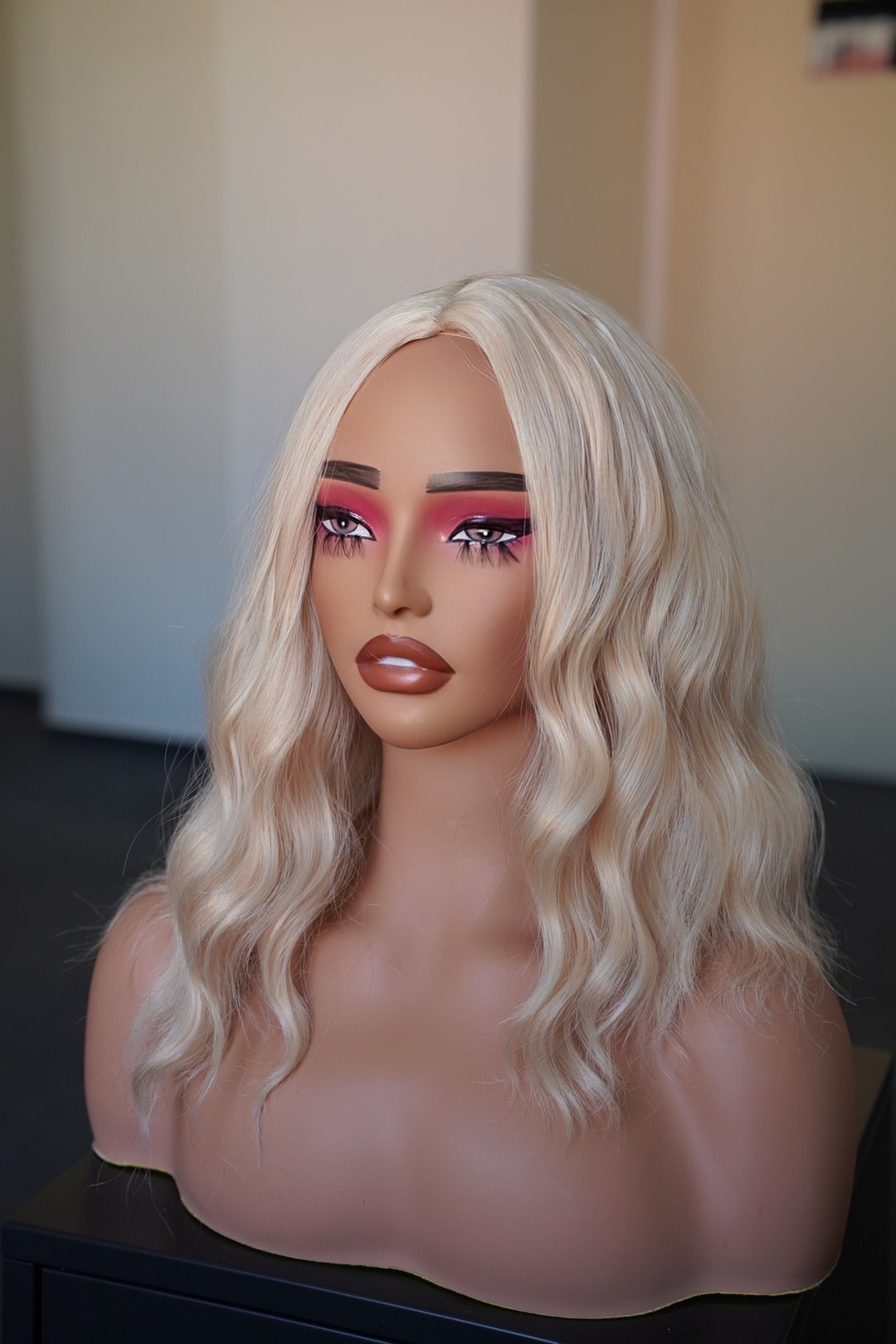 Atomic Blonde Wavy Wig With Bangs , Ash Blonde Wig , Short Curly Blonde ...