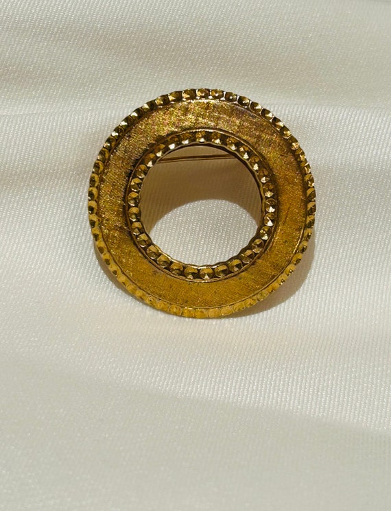 Vintage circular gold overlay - Gem