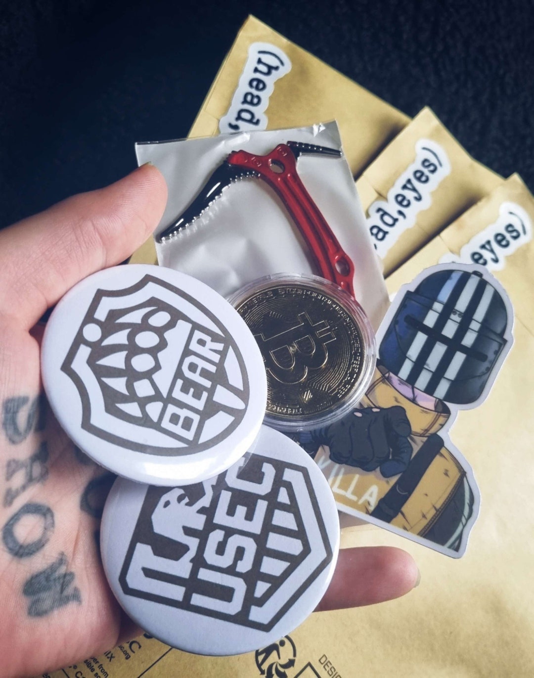 Escape From Tarkov GIFT PACK Sticker/button Badge/bitcoin Coin/keychain ...