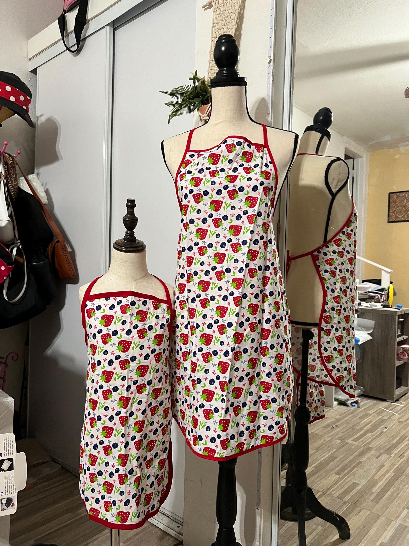 Mommy and Me Aprons, Apron, Front Cover, Kitchen Apron, Strawberry - Etsy