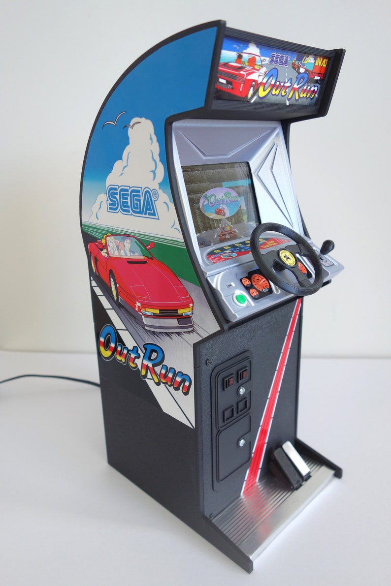 Modelo jugable arcade Sega Outrun a escala 1:6. Escalado para replicar ...