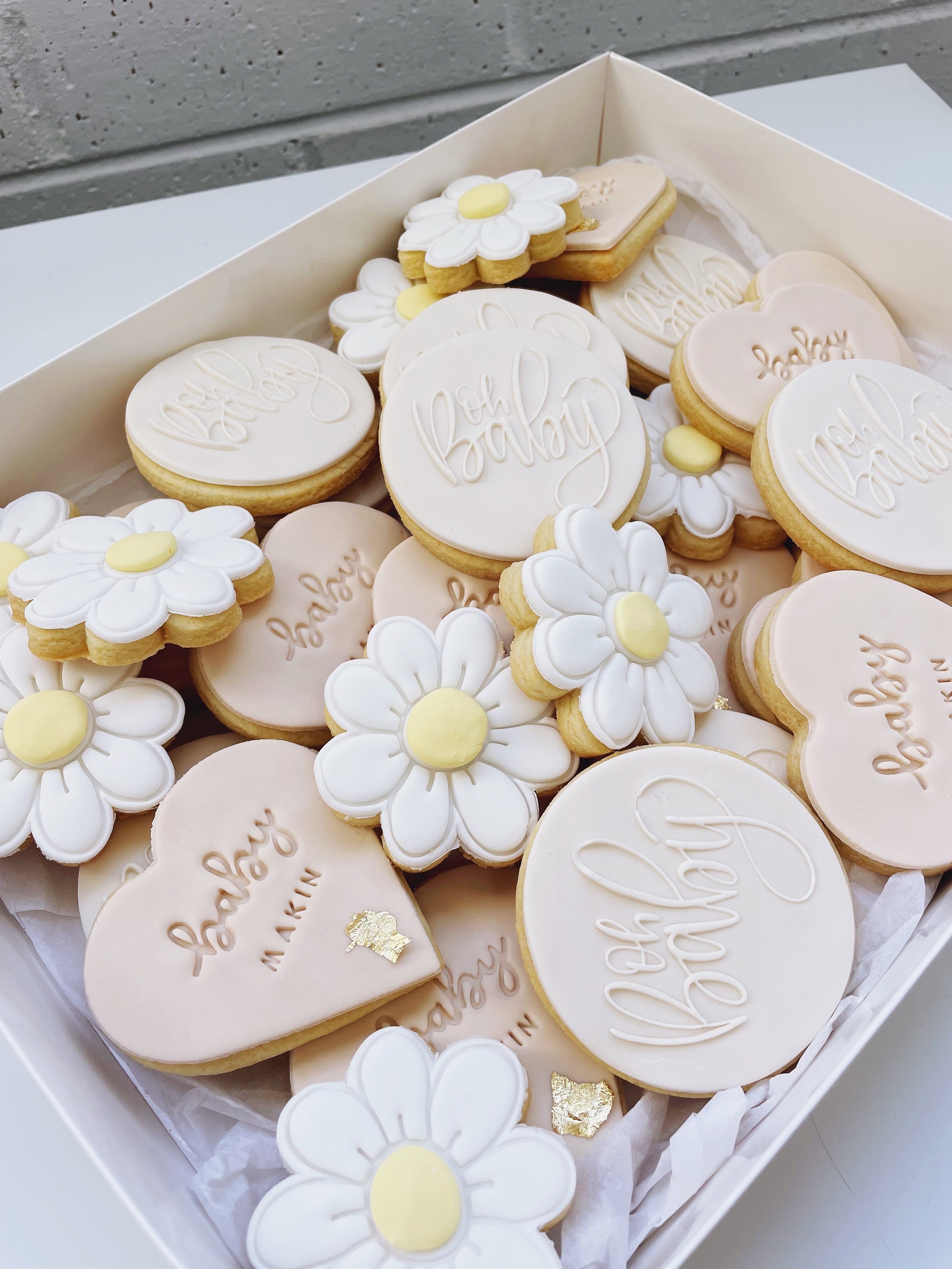 Custom Baby Shower Cookies: Neutral Round, Daisy & Heart Sugar Cookies ...