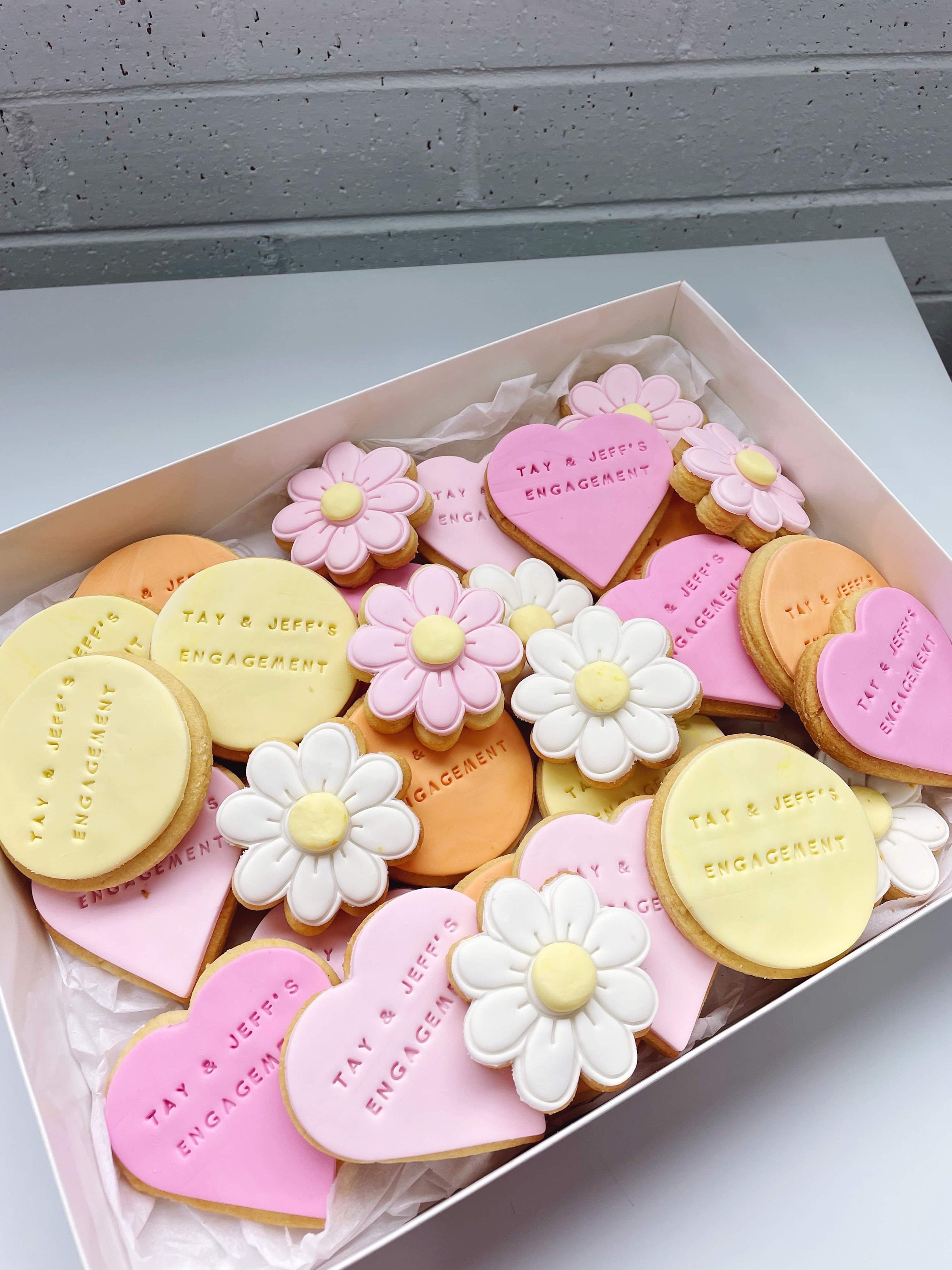 Bold & Bright Daisy Cookies | Custom Cookies | Engagement, Hens, Briday ...