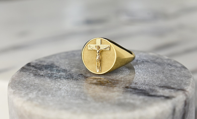 Anillo de sello de Jesús Crucificado en oro de 14 quilates: joyería ...