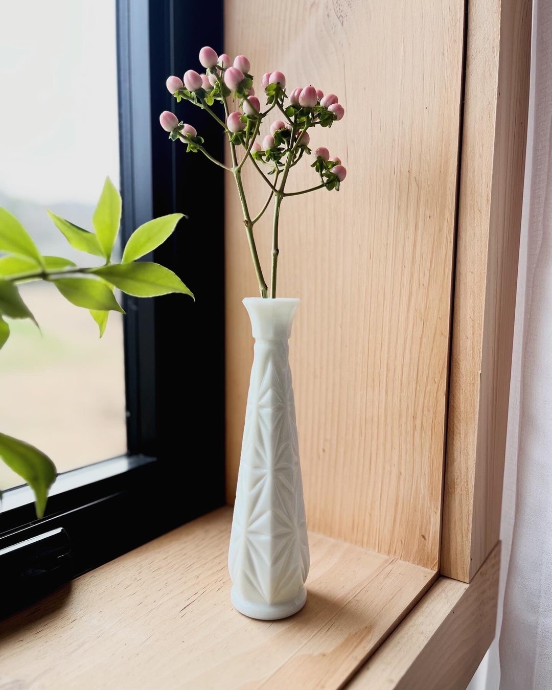 Anchor Hocking Tall Milk Glass Bud Vase - Starbust 1960’s - Etsy