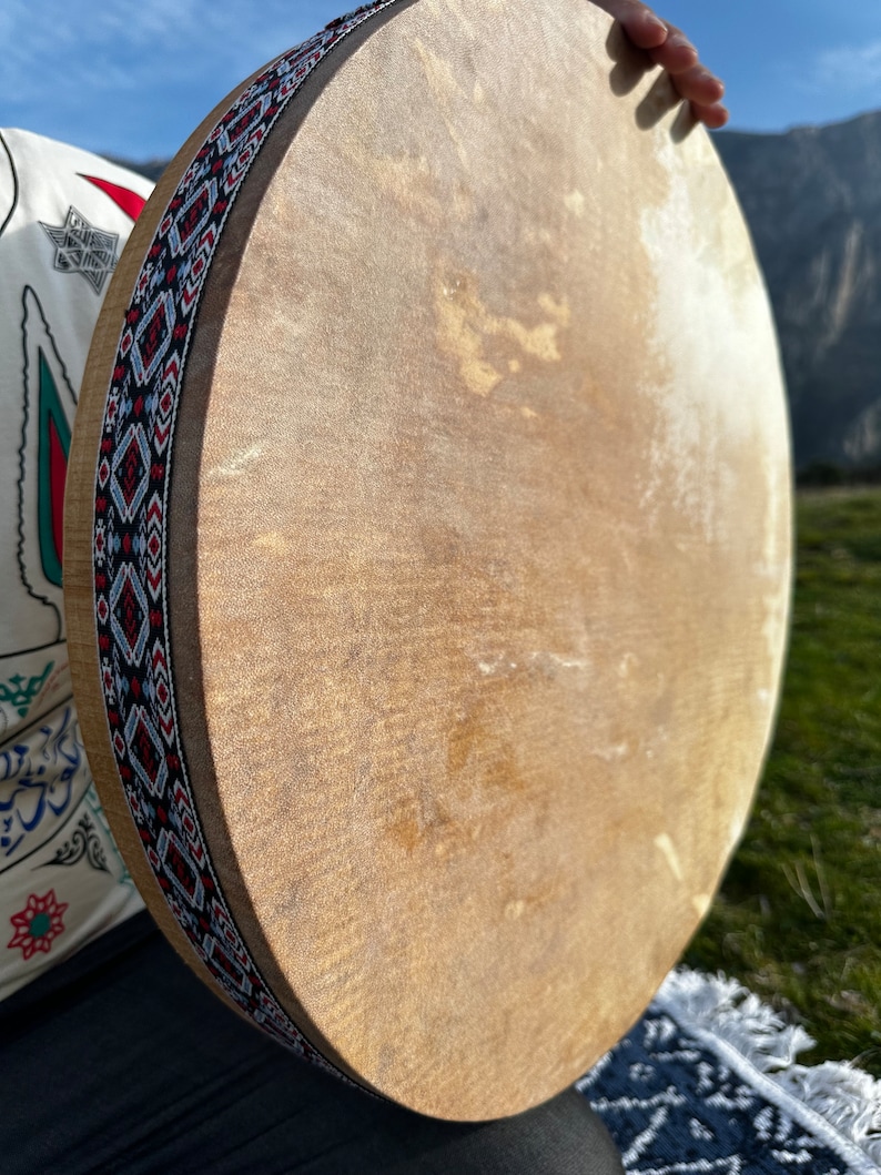 Handgemaakte tamboerijn - traditioneel percussie-instrument voor muziek ...