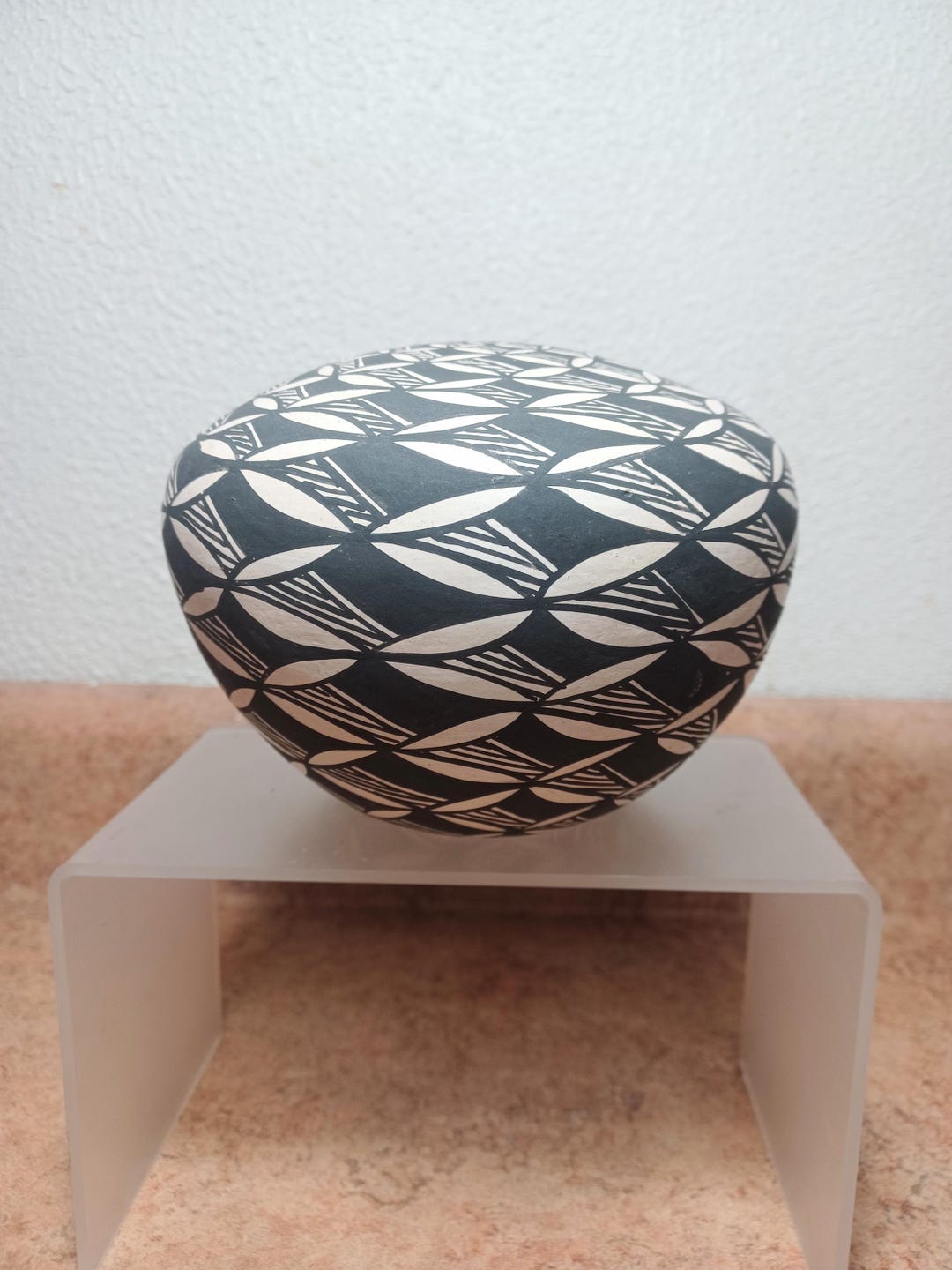 Acoma Pottery, A White Seed Pot With Pumpkin Seed / Snow Flake ...