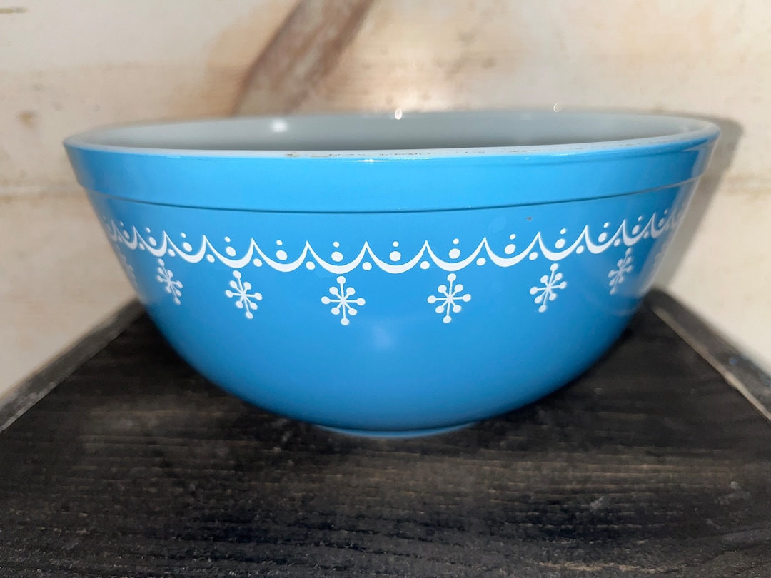 Charming Vintage Pyrex Mixing Bowl - Snowflake Garland Design From the ...