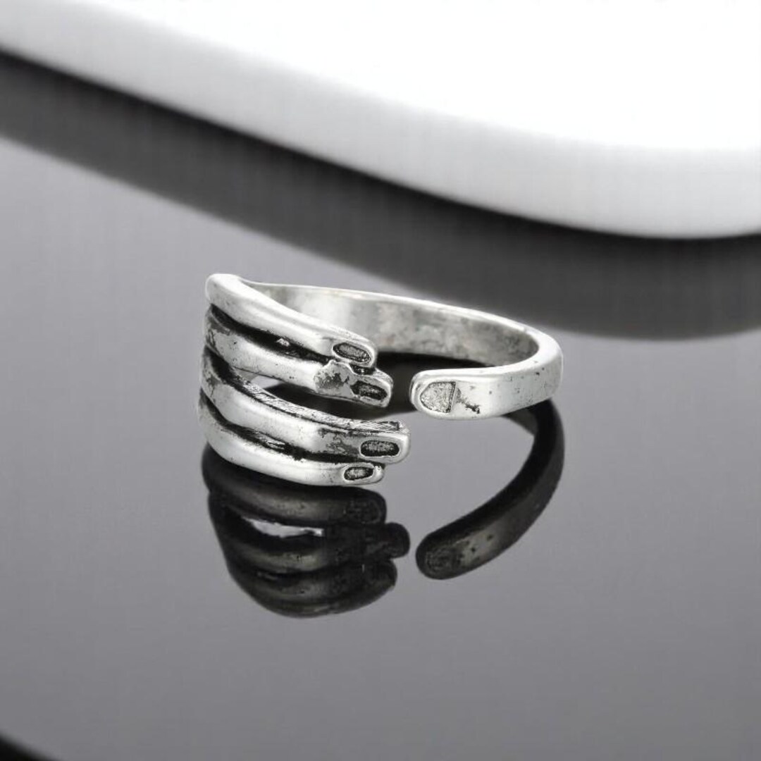 Skeleton Jewelry Gripping Hand Finger Ring, Antique Silver Bohemian ...