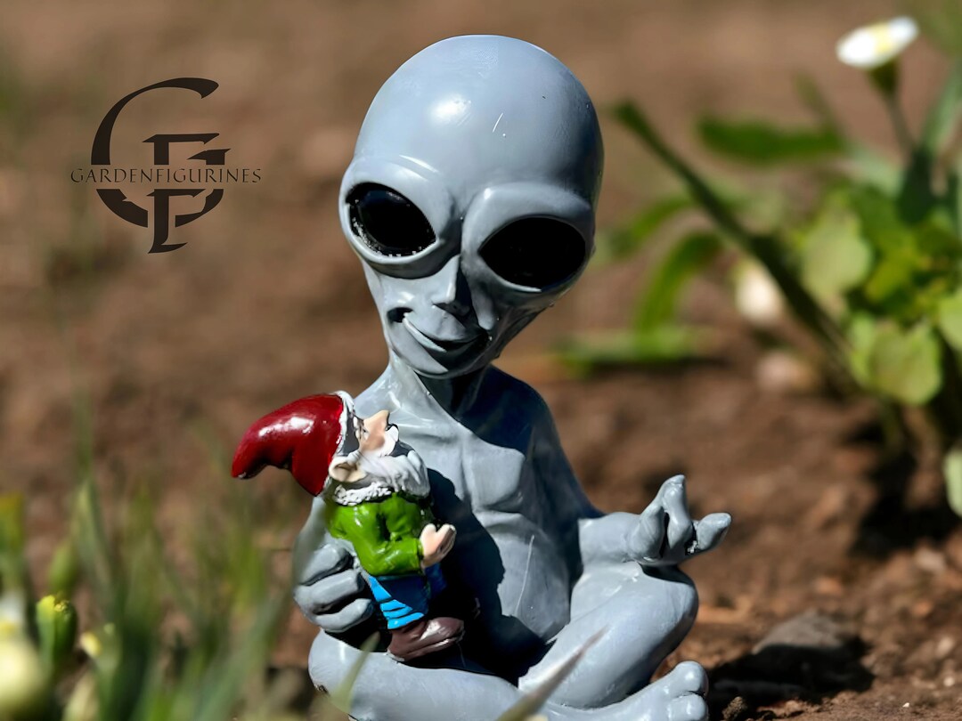 Alien Holding Dwarf Garden Statue Unique Garden Gnome Decor Resin ...
