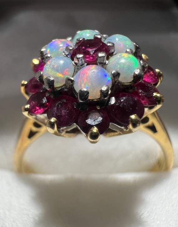 Simply stunning Opal and Ruby 18ct cluster ring - Gem