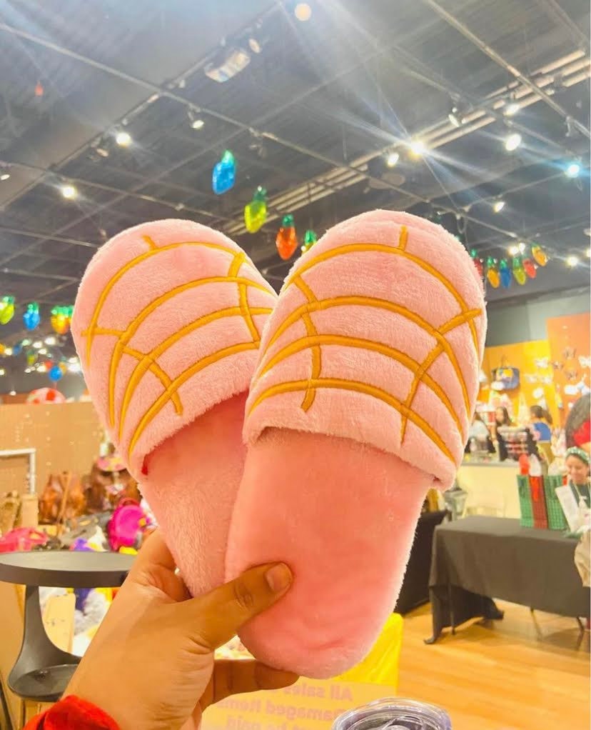 Pantuflas De Concha Rosas - Conchunflas // Pink Concha Slippers Mexican ...