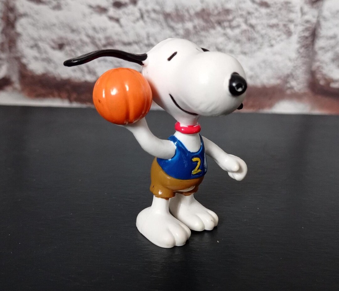 Peanuts 2.5 PVC Figure Basketball Snoopy United Feature - Etsy