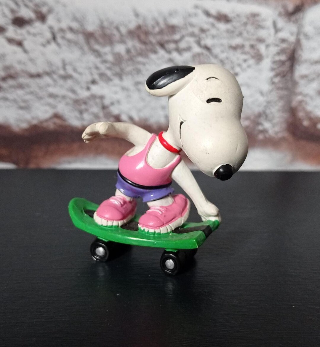 Peanuts - 2.5" PVC Figure - Skateboard Snoopy - United Feature - Comics ...