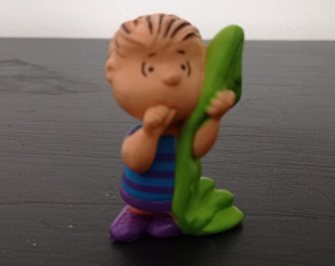 Peanuts - 2.5" PVC Figure - Linus With Blanket - Int-trad - United ...