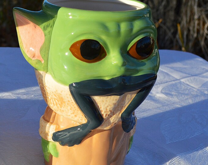 The Mandalorian Grogu Hot Co-co Galerie Mug - Baby Yoda Grogu Eating a ...