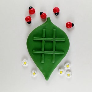 Plant Lover Leaf Tic Tac Toe Game Set With Adorable Daisies and Ladybug ...